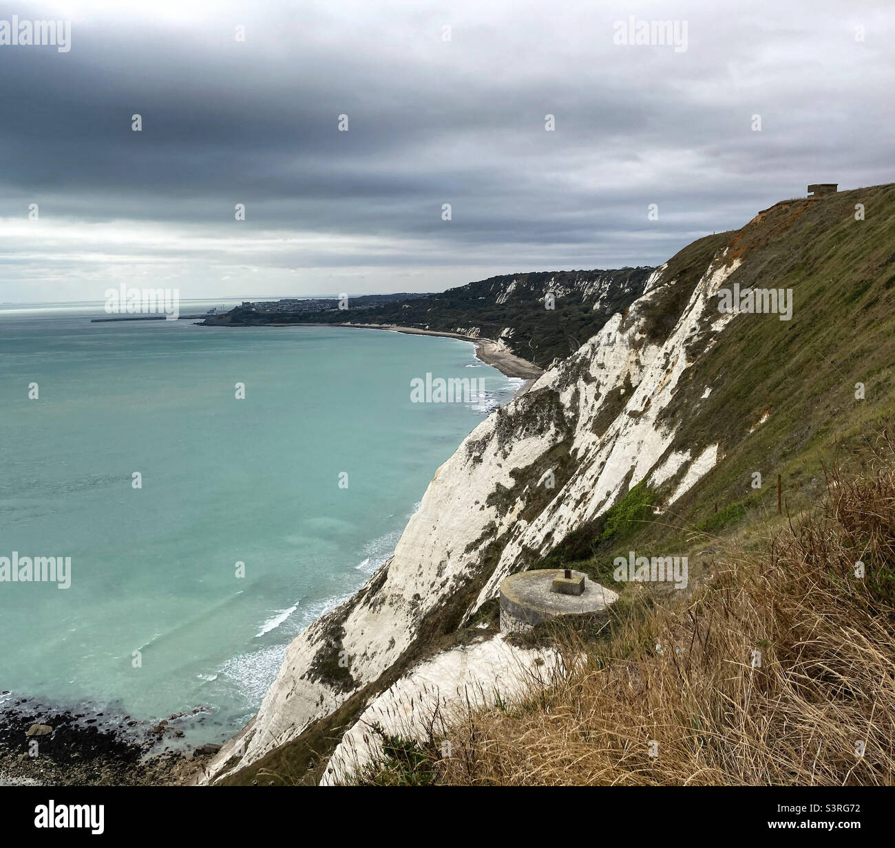 Dover to Folkestone white cliffs Stock Photo - Alamy