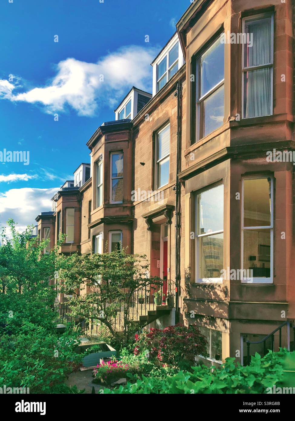 Scottish terrace houses hi-res stock photography and images - Alamy