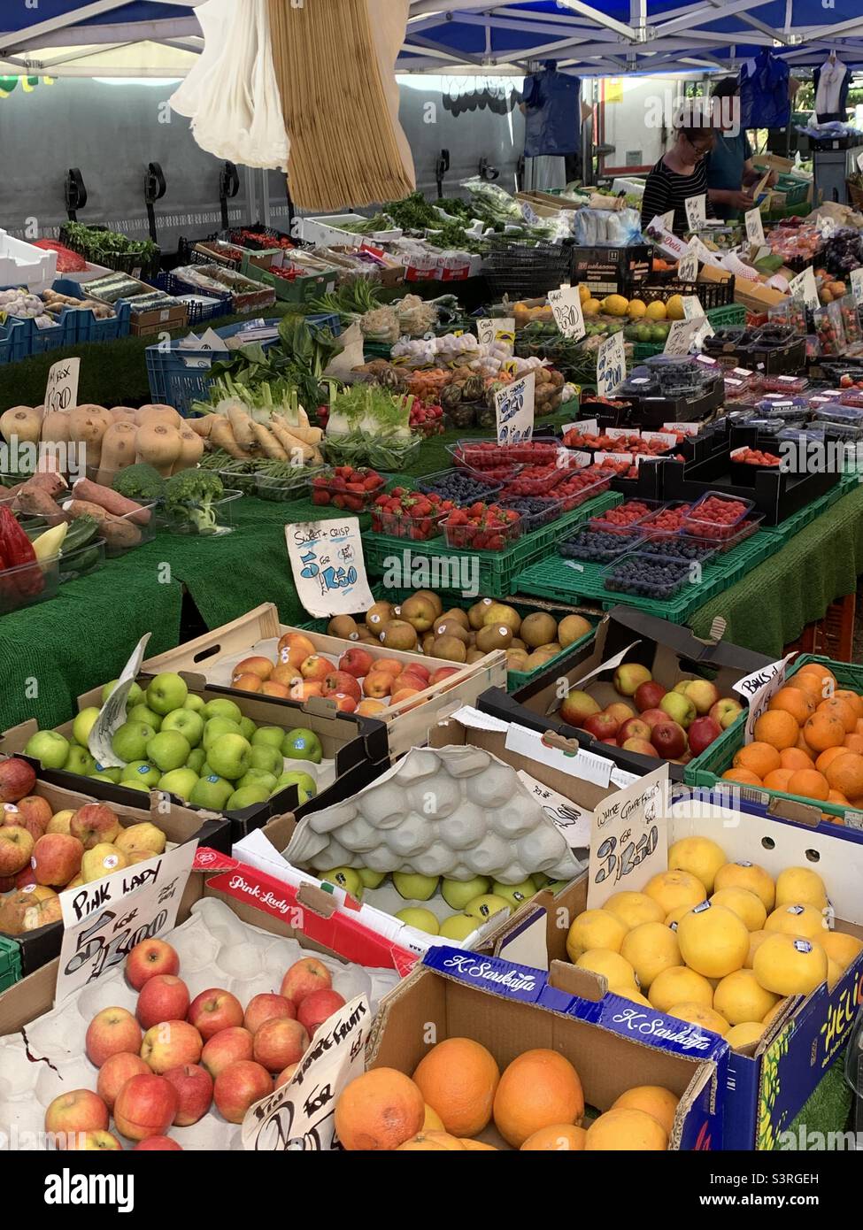 Fruit and vegetable market stall Stock Photo - Alamy
