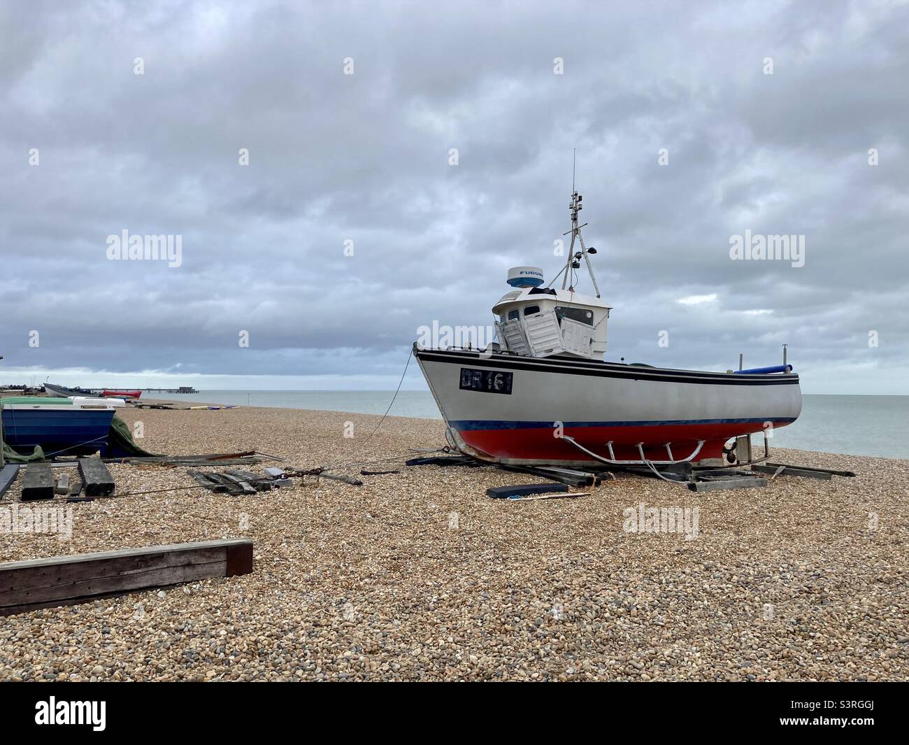 Deal beach fishing boat kent hi-res stock photography and images - Alamy