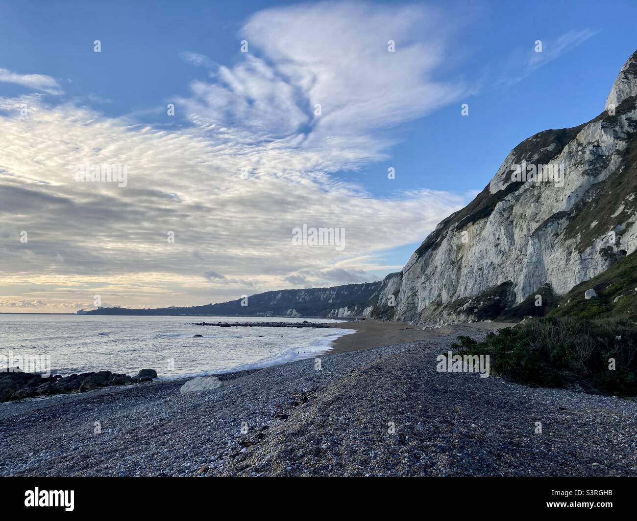 Beach under the cliffs Stock Photo - Alamy