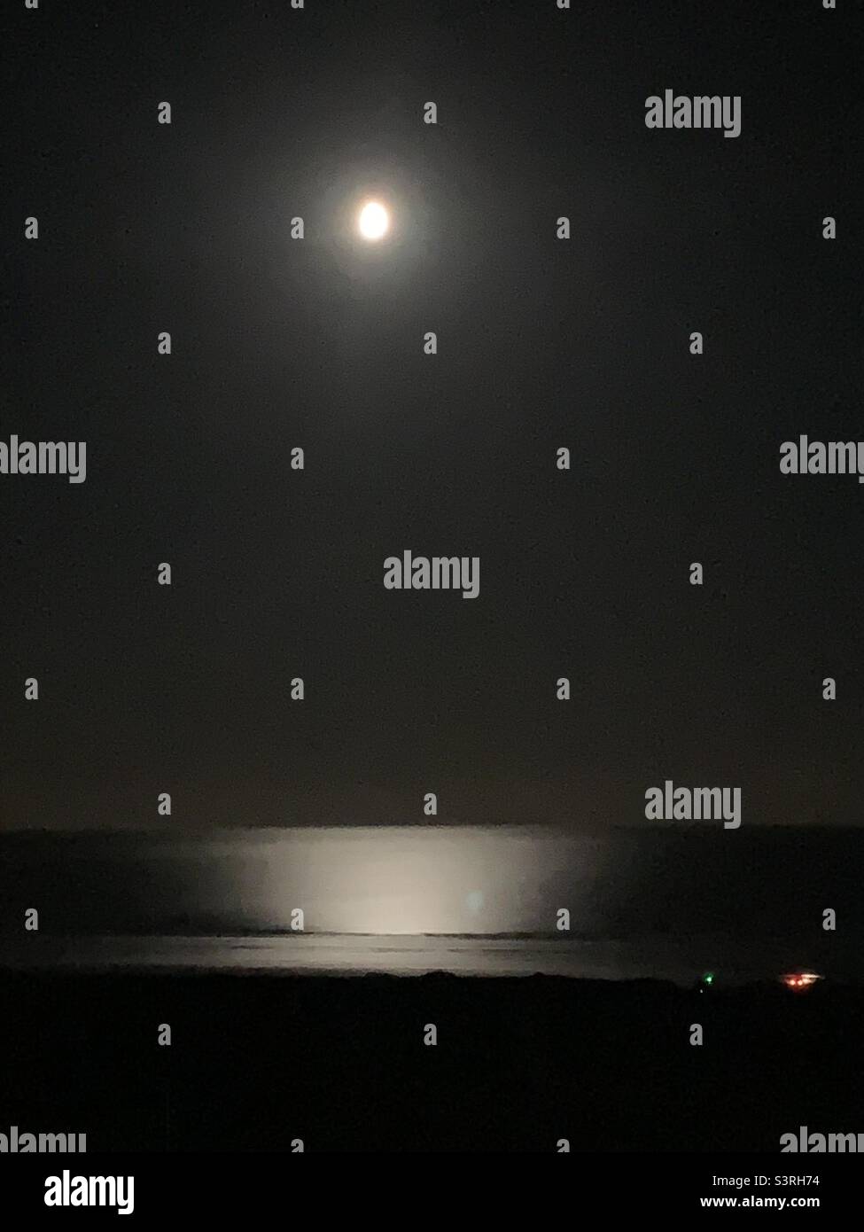 Moonlight on water hi-res stock photography and images - Alamy