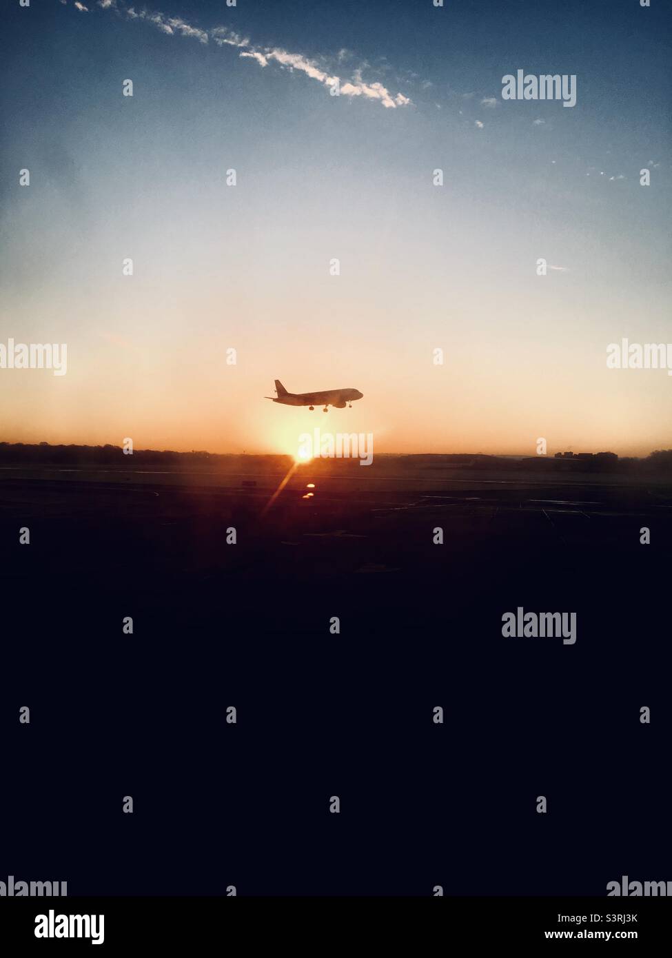 Airplane take off sunrise hi-res stock photography and images - Alamy