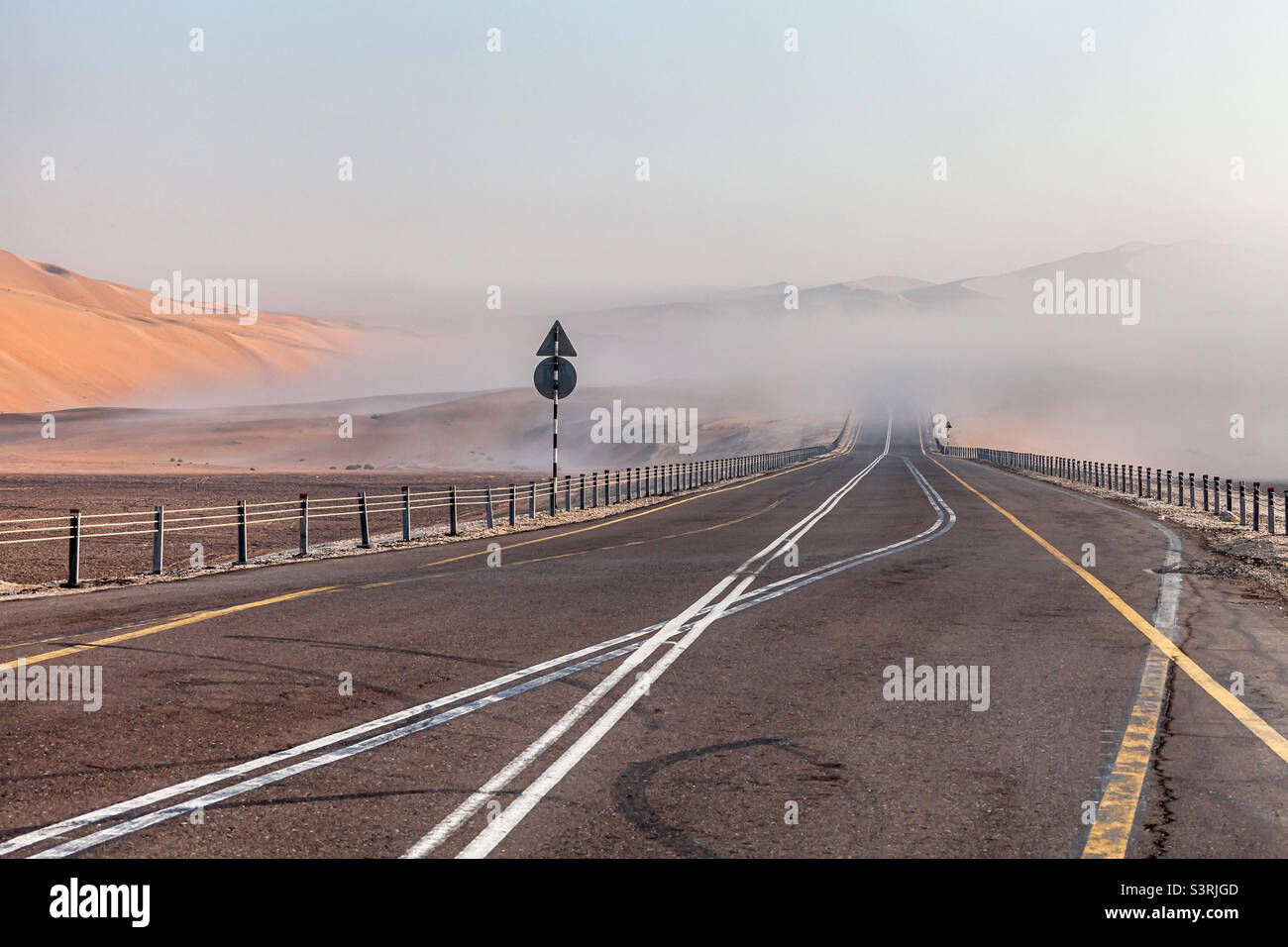 Empty desert hi-res stock photography and images - Alamy
