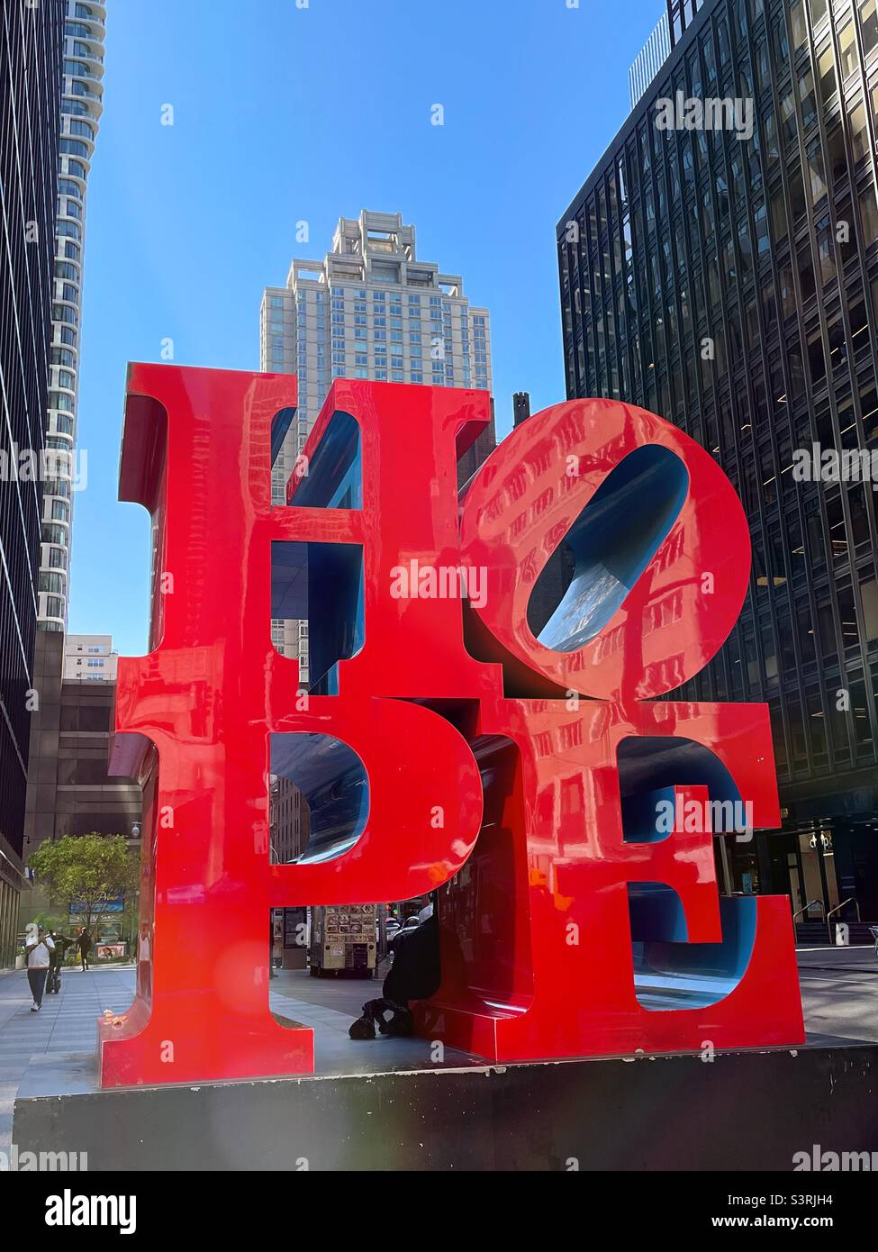 Hope sculpture by Robert Indiana is a huge art installation on seventh ...