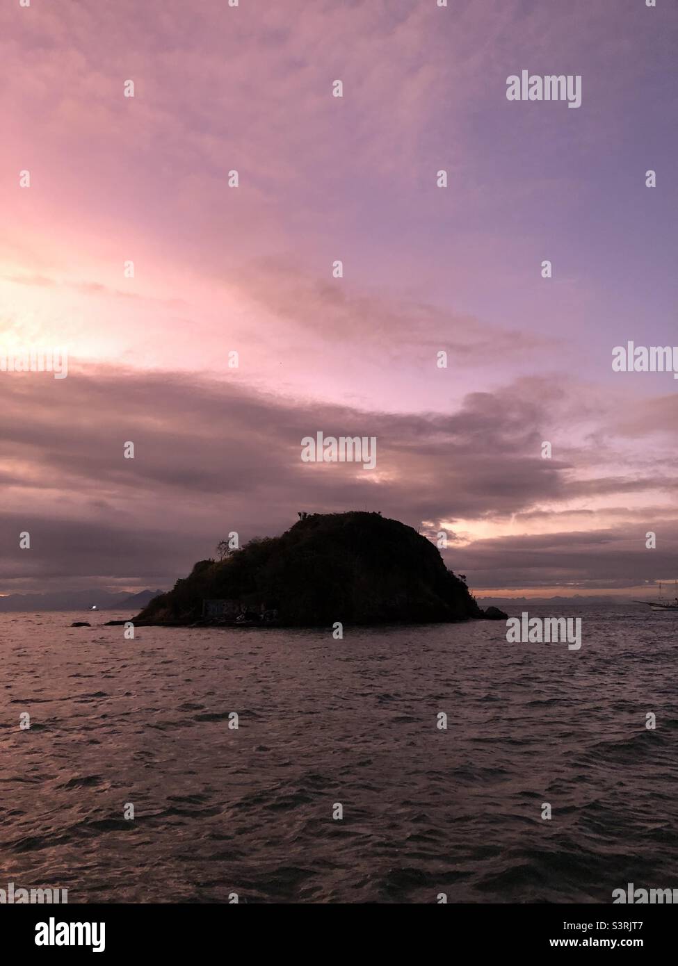 Pink and purple hues as sun sets hi-res stock photography and images ...