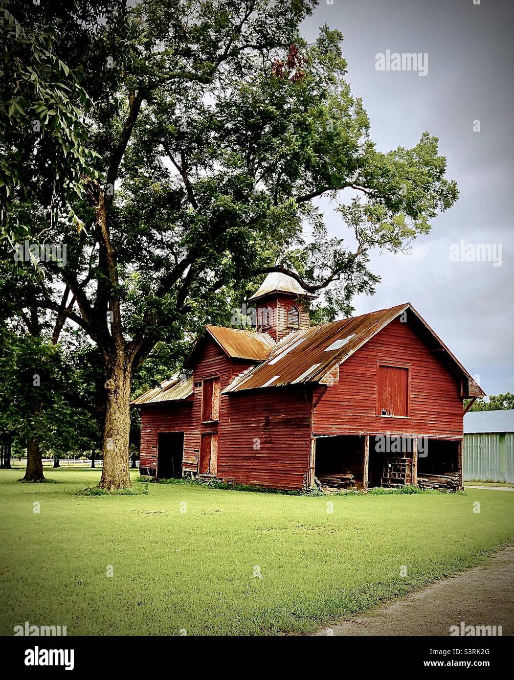Classic red barn hi-res stock photography and images - Alamy