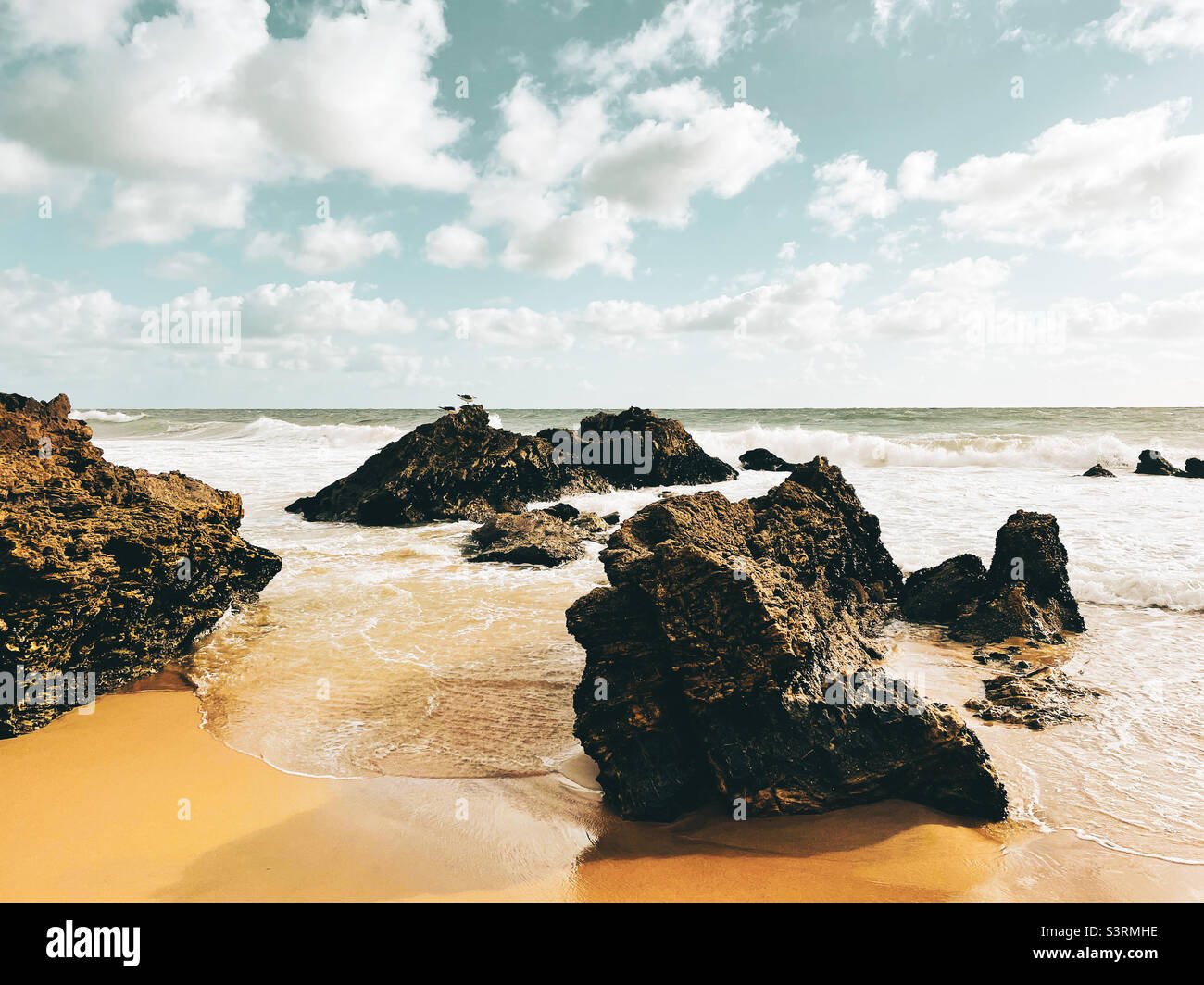 White sandy sand beach rocks hi-res stock photography and images - Alamy