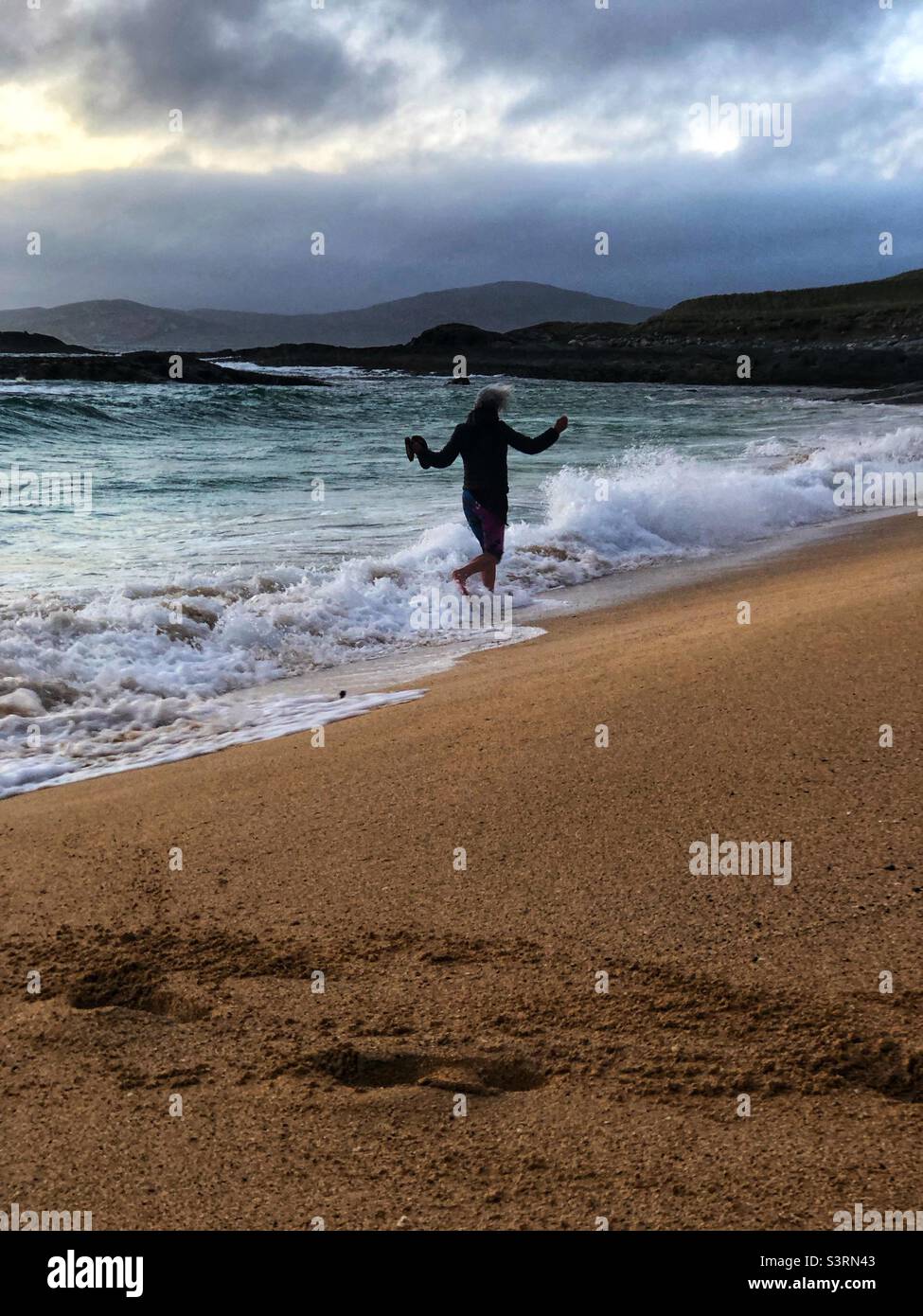 Splashing waves hi-res stock photography and images - Alamy