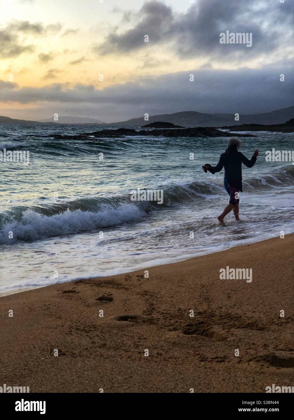 Splashing waves hi-res stock photography and images - Alamy