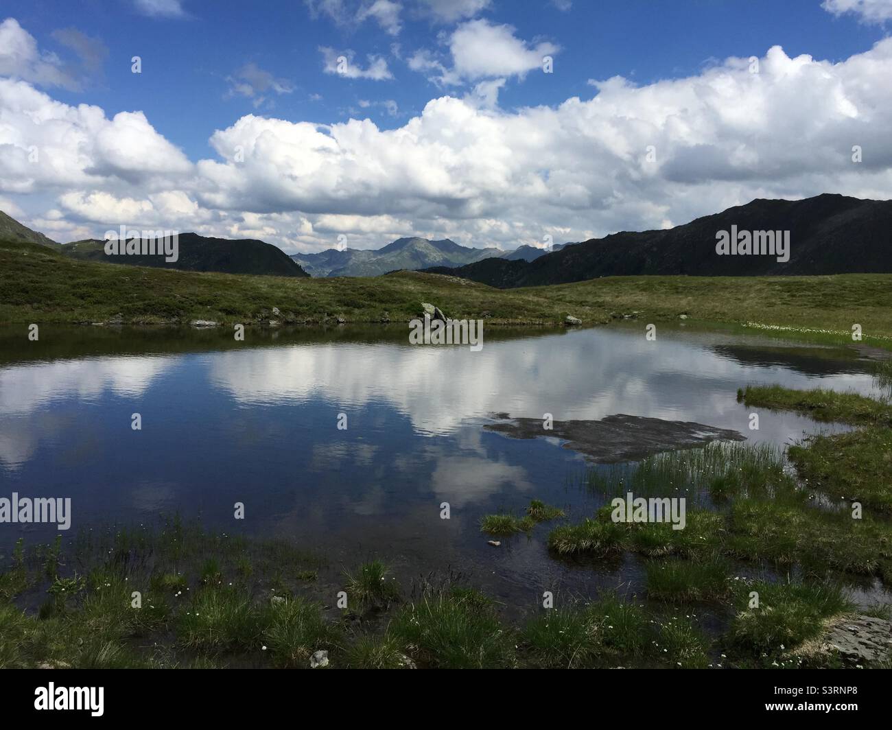 Idyllischer bergsee hi-res stock photography and images - Alamy