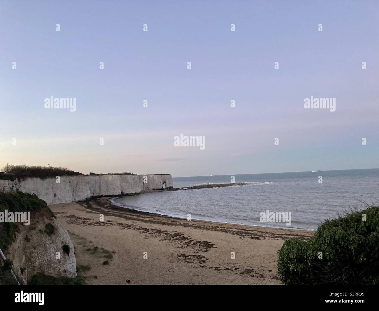 The beach at Kingsgate bay, Kent - with the Kingsgate sea arch in the ...