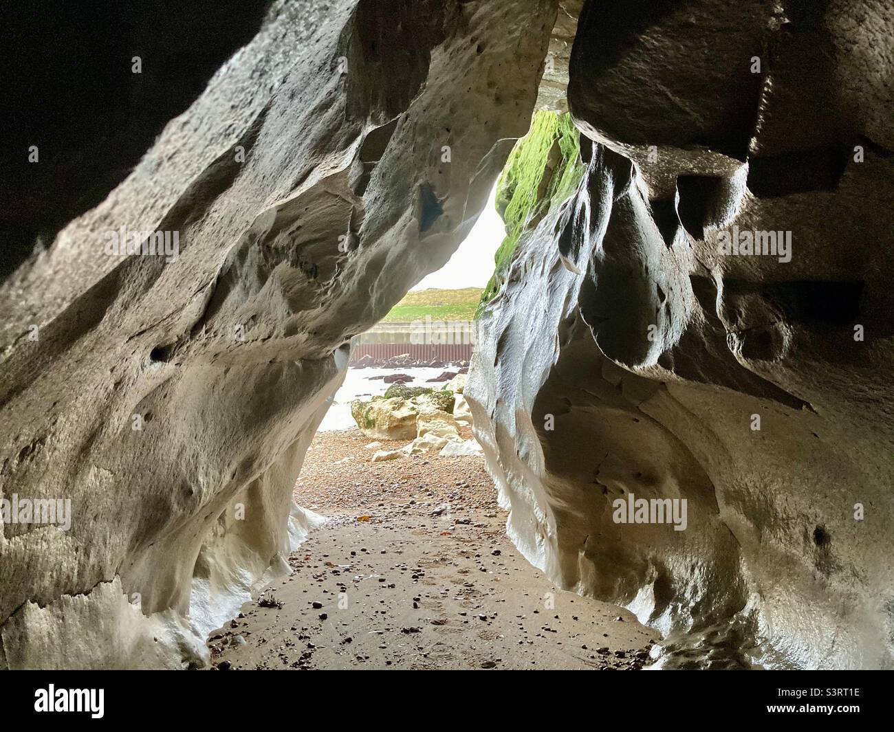 Beach and cave in cliffs hi-res stock photography and images - Alamy