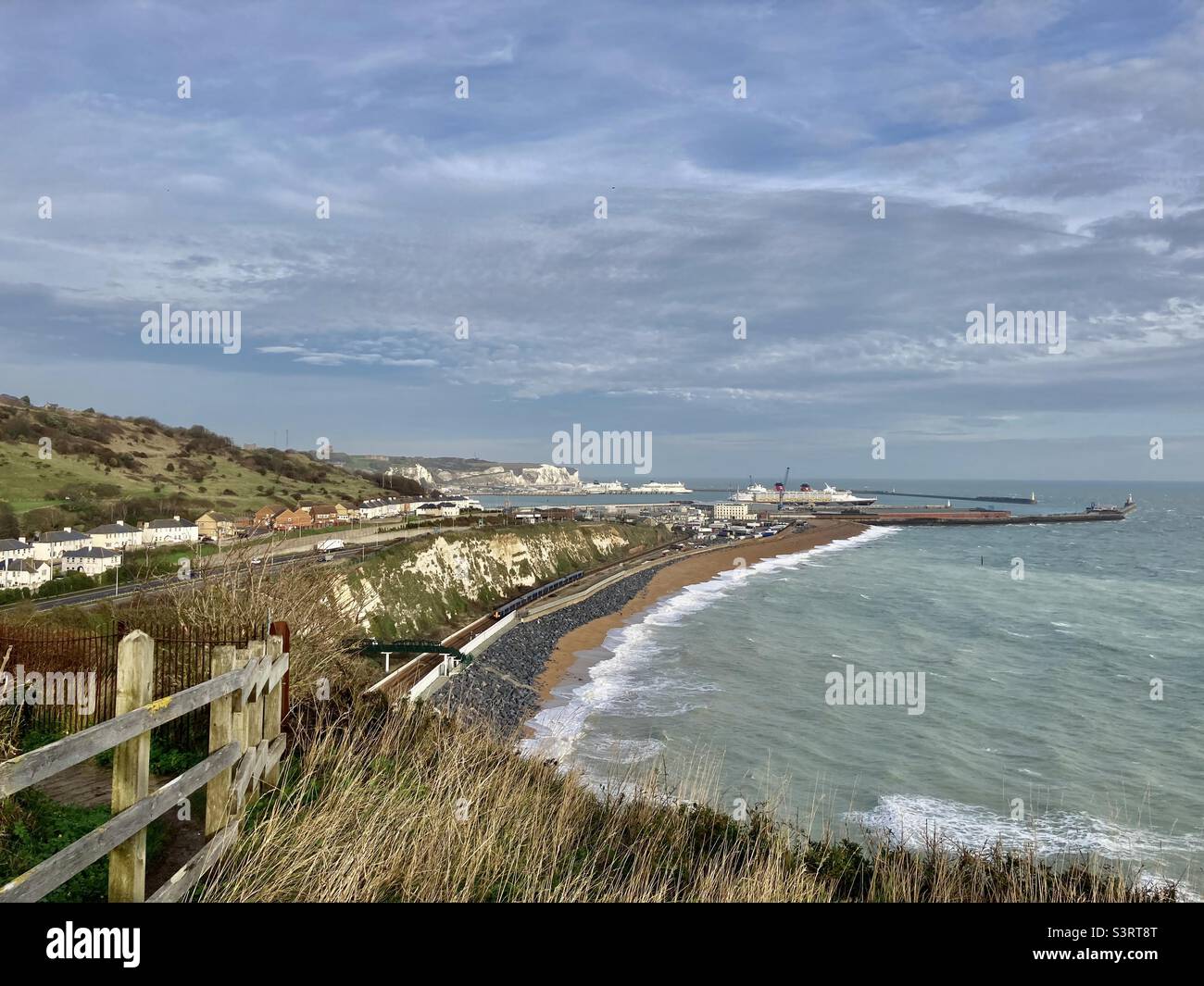 View of Shakespeare beach, the harbour and the white cliffs of Dover ...