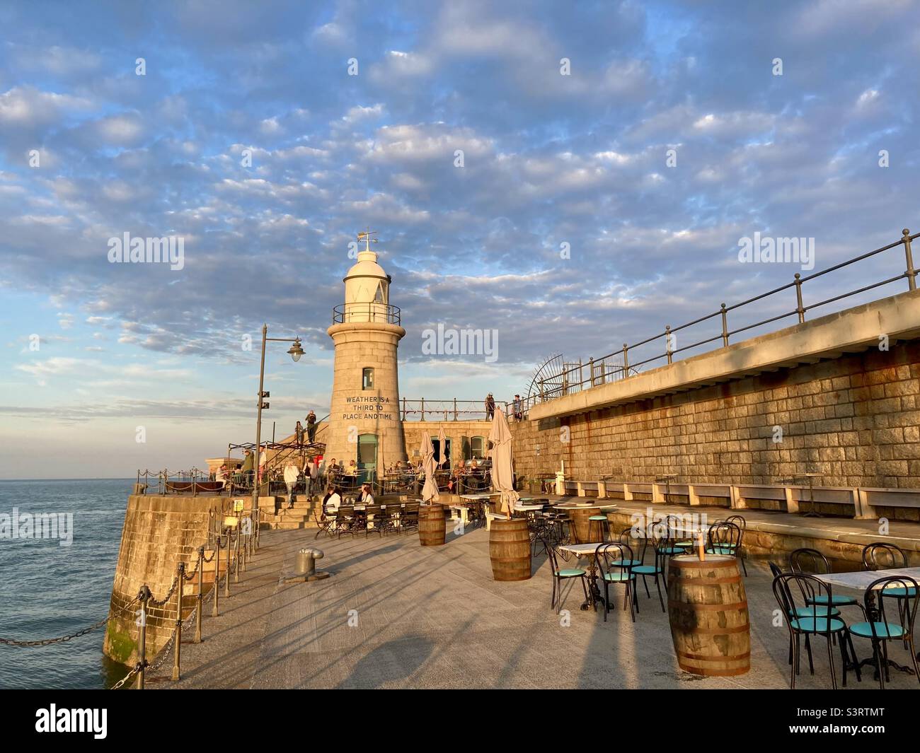 The old lighthouse - now a champagne bar. Folkestone harbour Stock ...