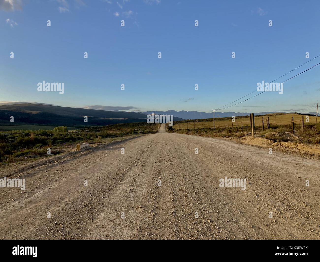 Long open road hi-res stock photography and images - Alamy