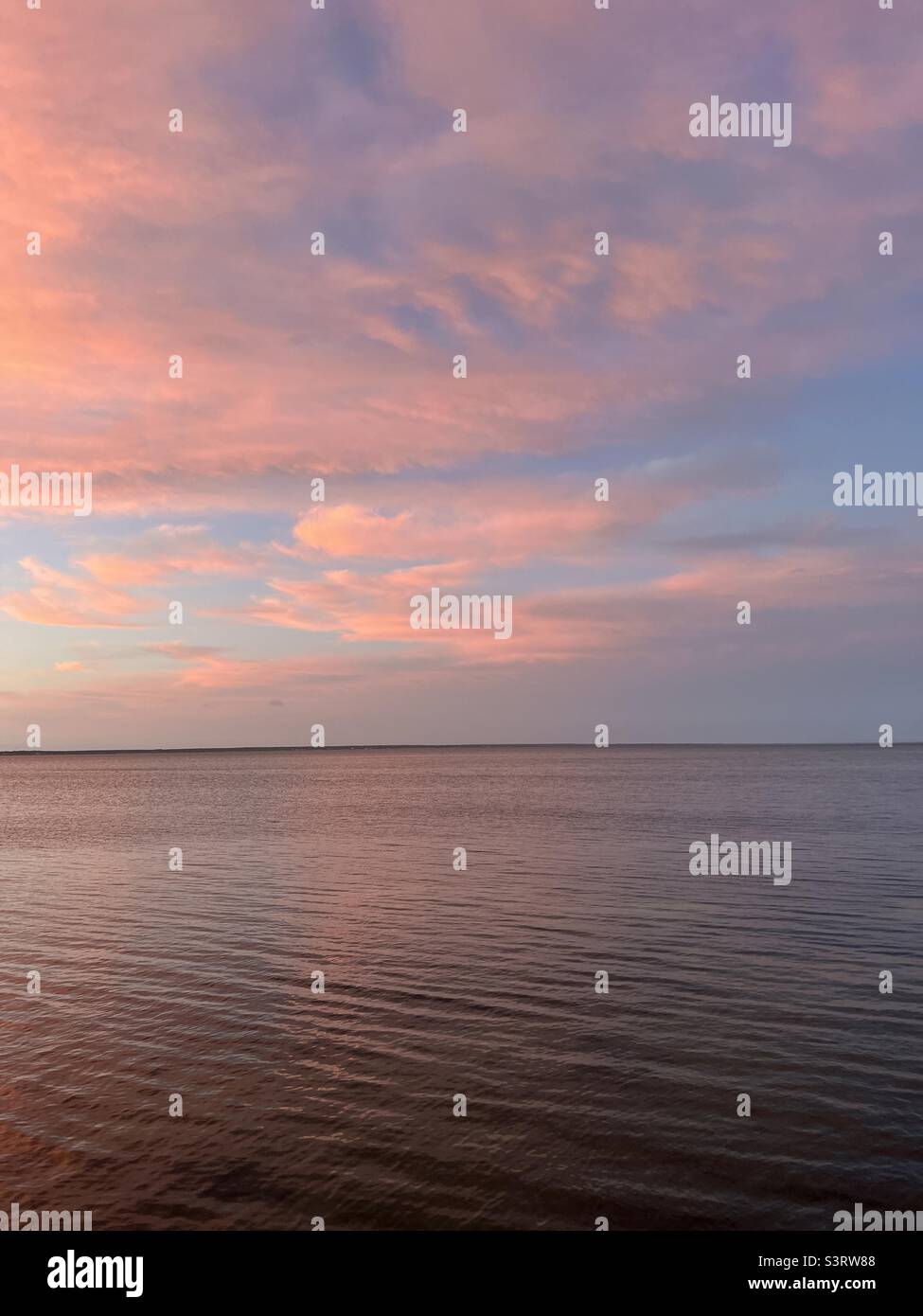 Pink sunset water clouds hi-res stock photography and images - Alamy
