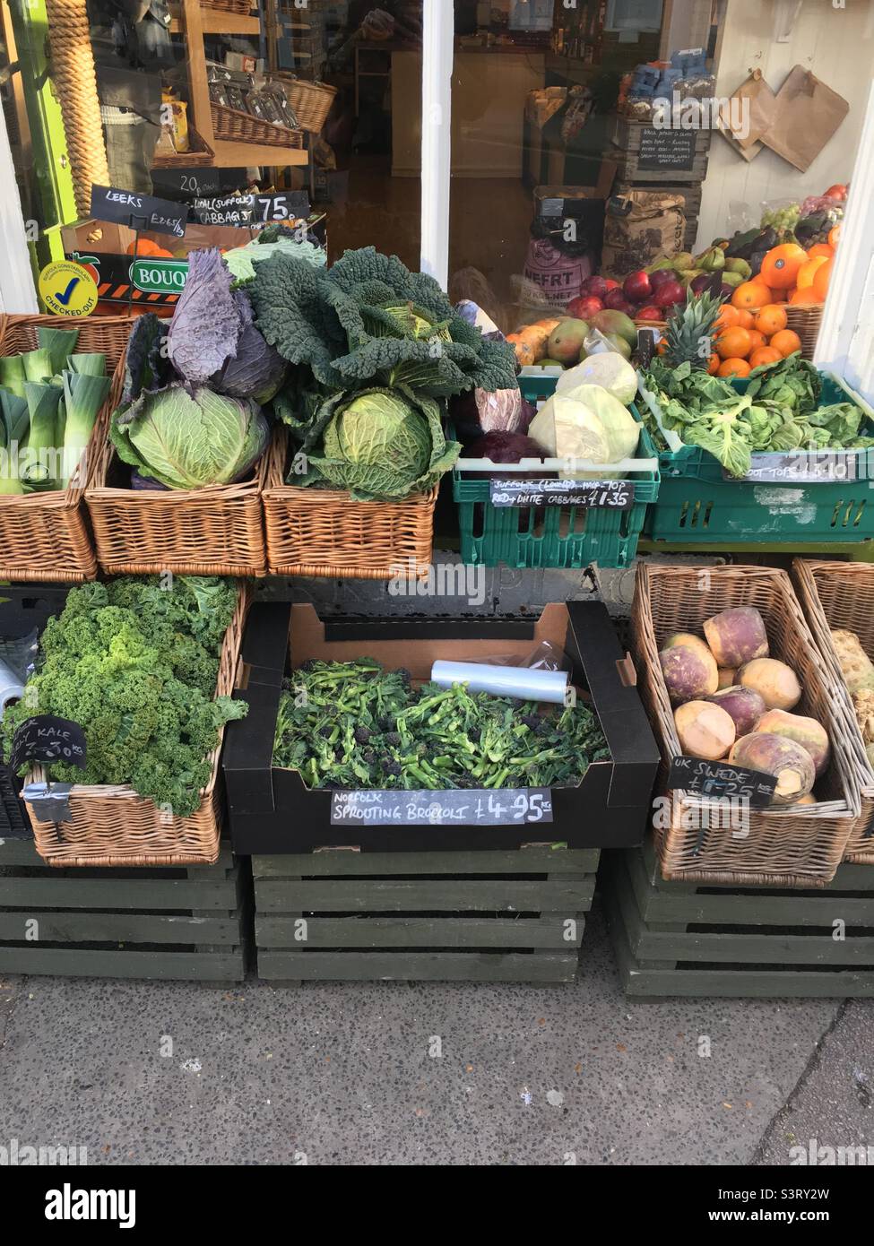 Grocery shop display fruit hi-res stock photography and images - Alamy