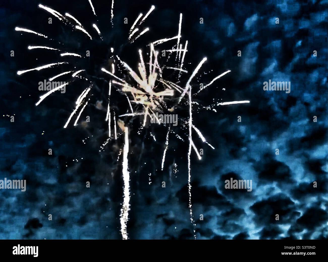 Flashing fireworks hi-res stock photography and images - Alamy