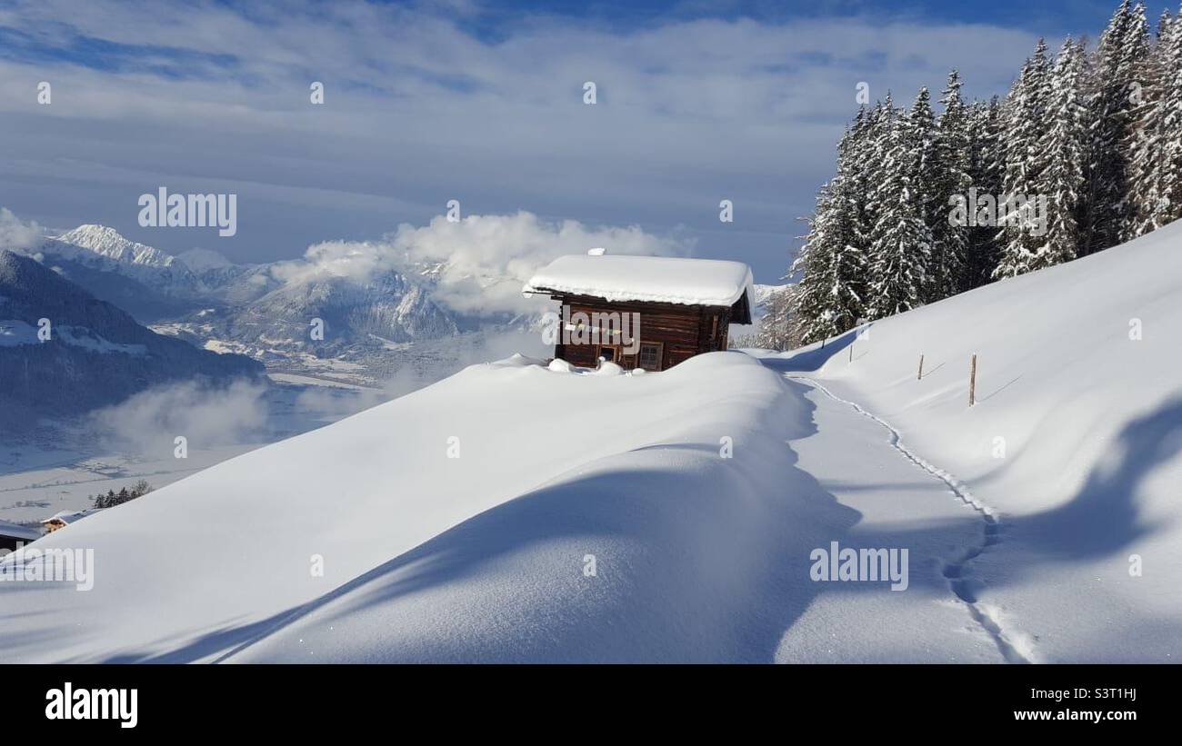 Hutte in den bergen hi-res stock photography and images - Alamy
