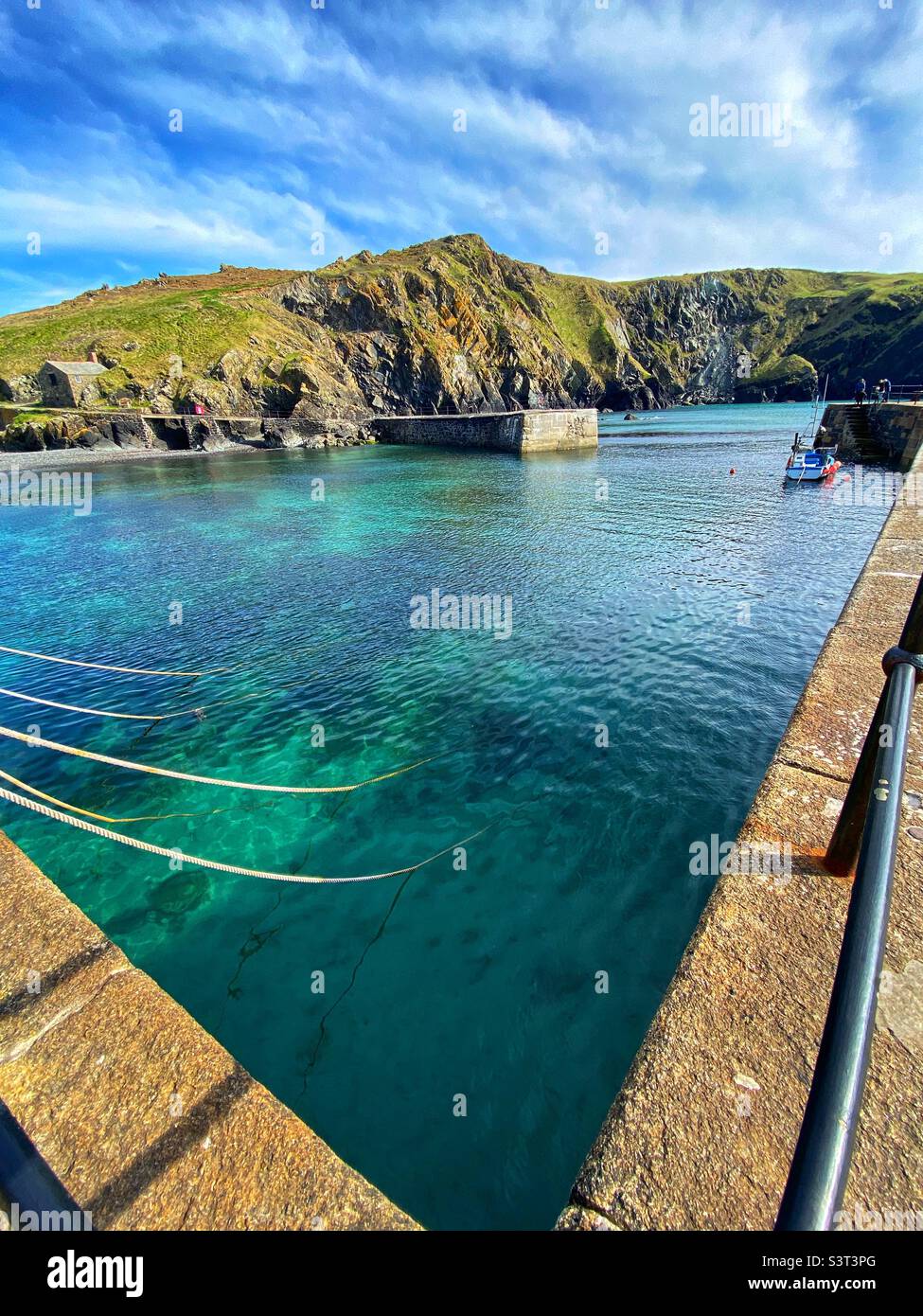 Mullion harbour hi-res stock photography and images - Alamy