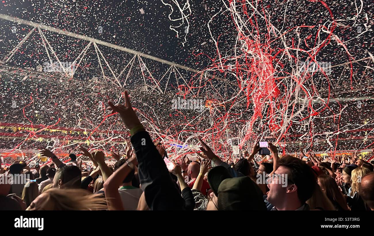 Emirates stadium crowd hi-res stock photography and images - Alamy