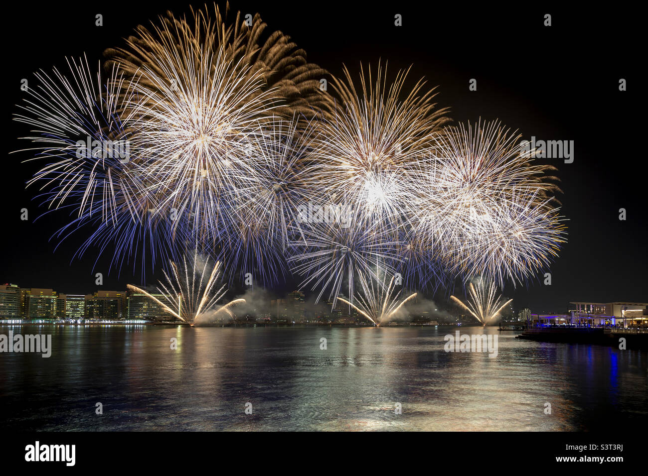 Spectacular display of fireworks in Abu Dhabi Stock Photo - Alamy