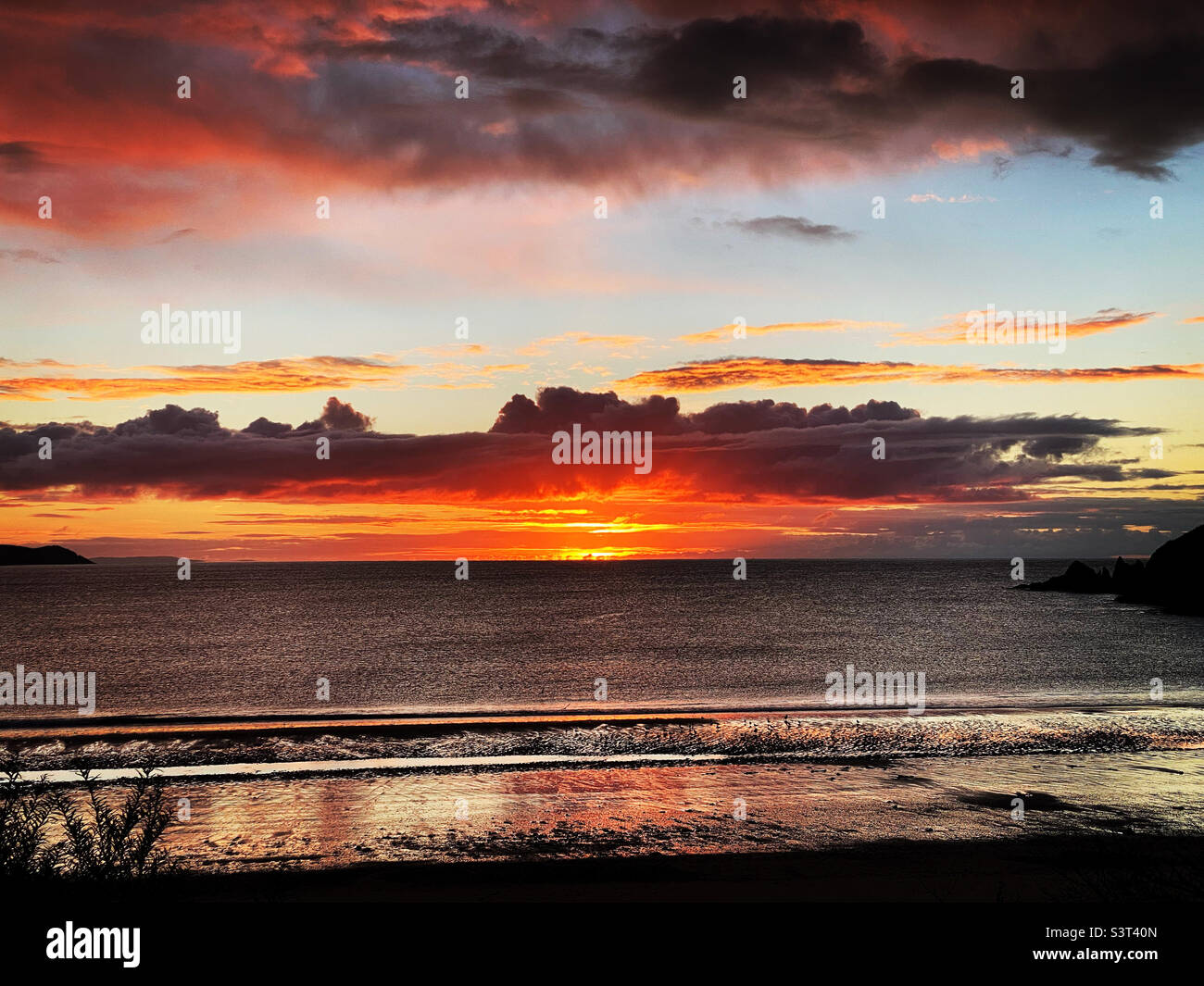 Sunrise over beach hi-res stock photography and images - Alamy
