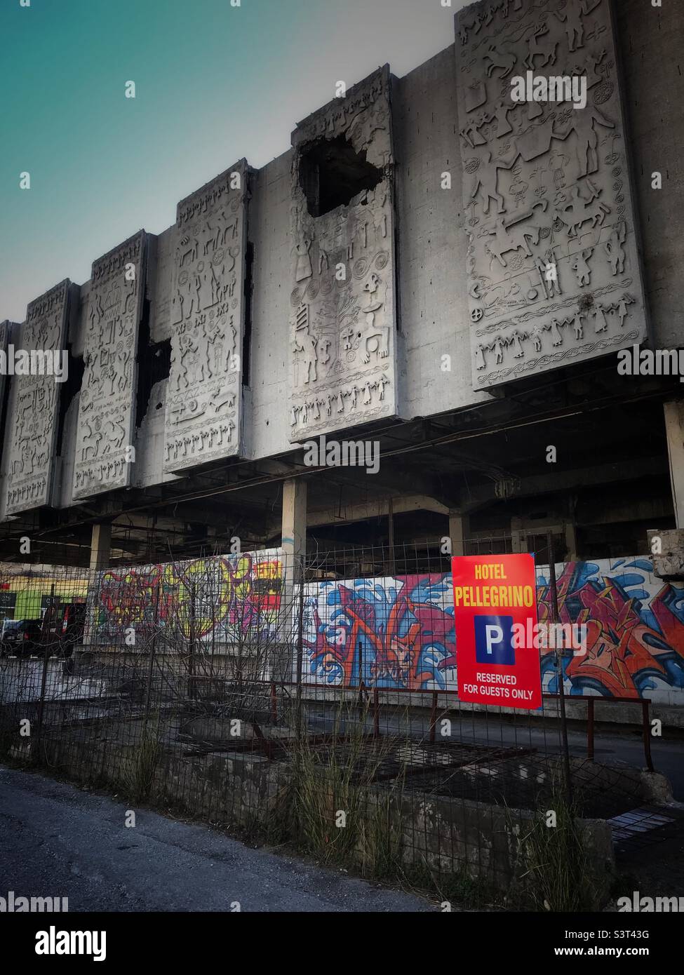 Destroyed store hi-res stock photography and images - Alamy