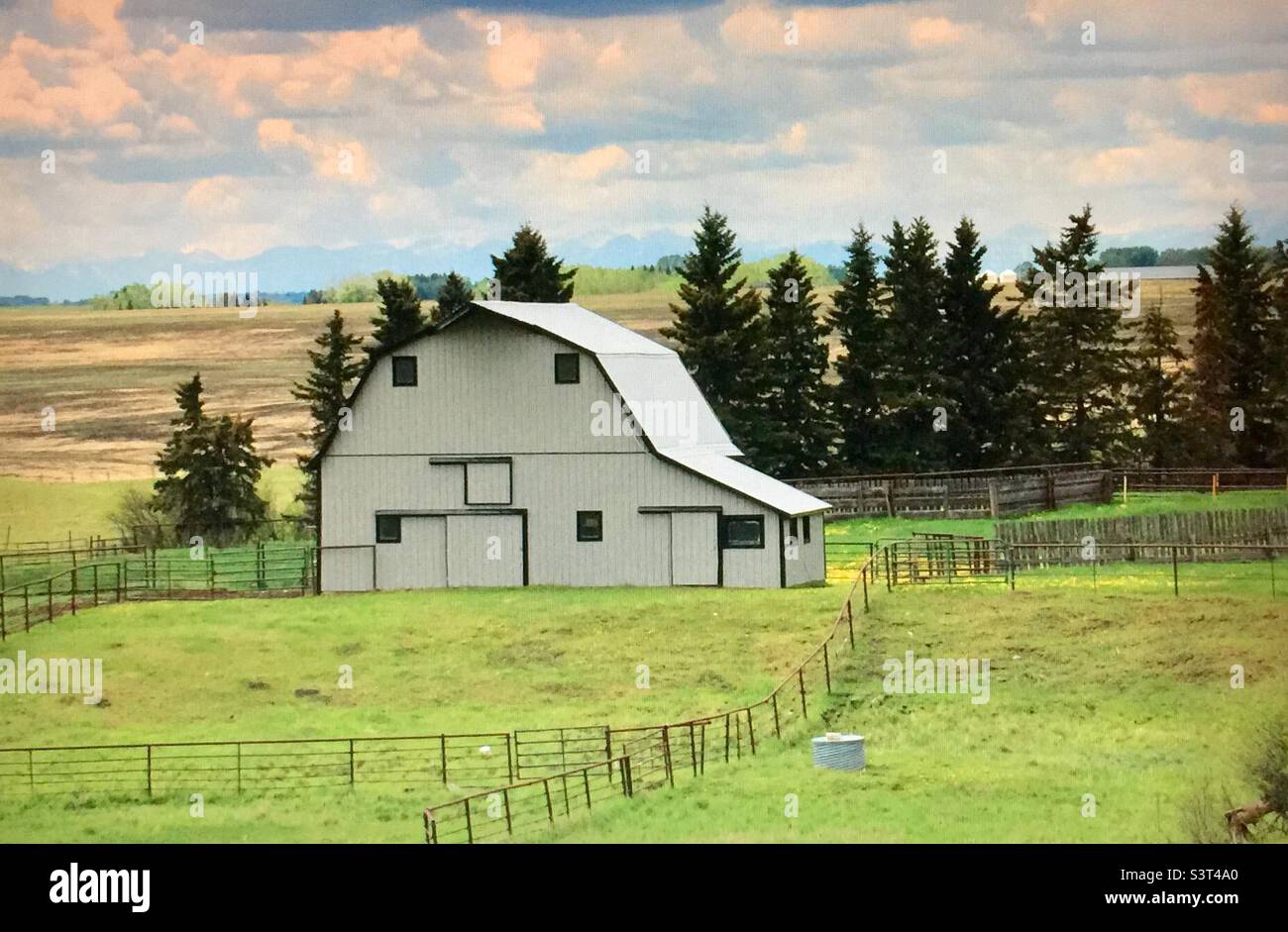 White farm fences hi-res stock photography and images - Alamy