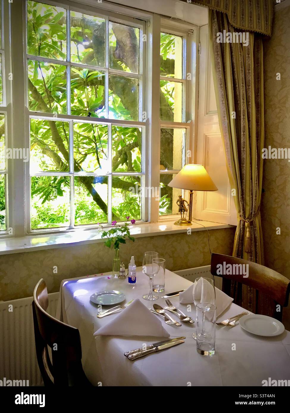 Window table setting hi-res stock photography and images - Alamy