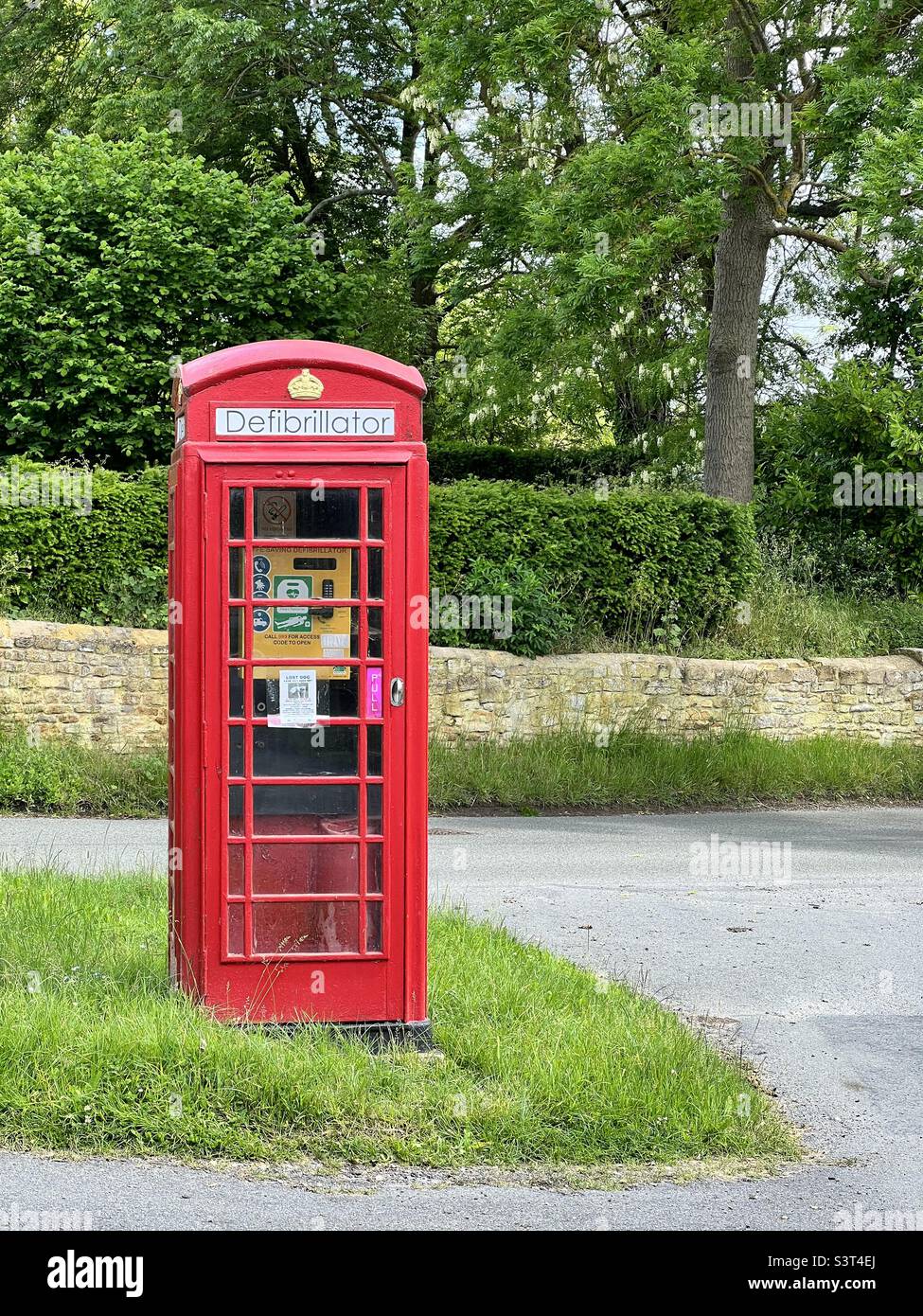 Traditional red phone box hi-res stock photography and images - Alamy