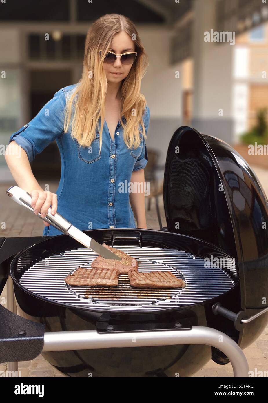 Barbecue woman hi-res stock photography and images - Alamy