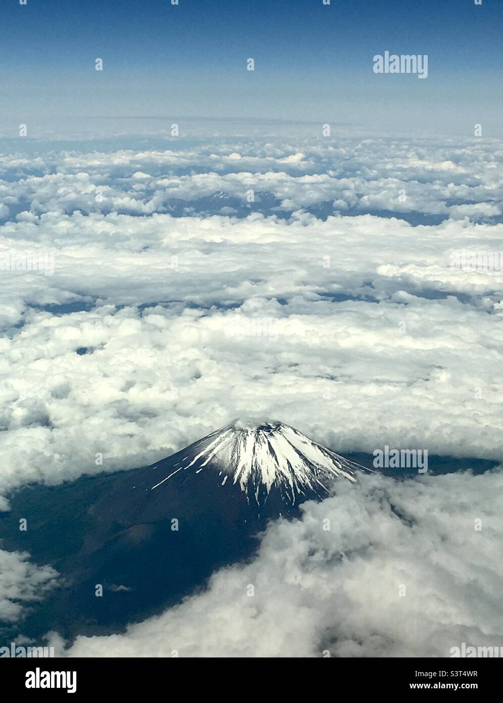 Aerial image of Mount Fuji, partially covered in cloud Stock Photo - Alamy