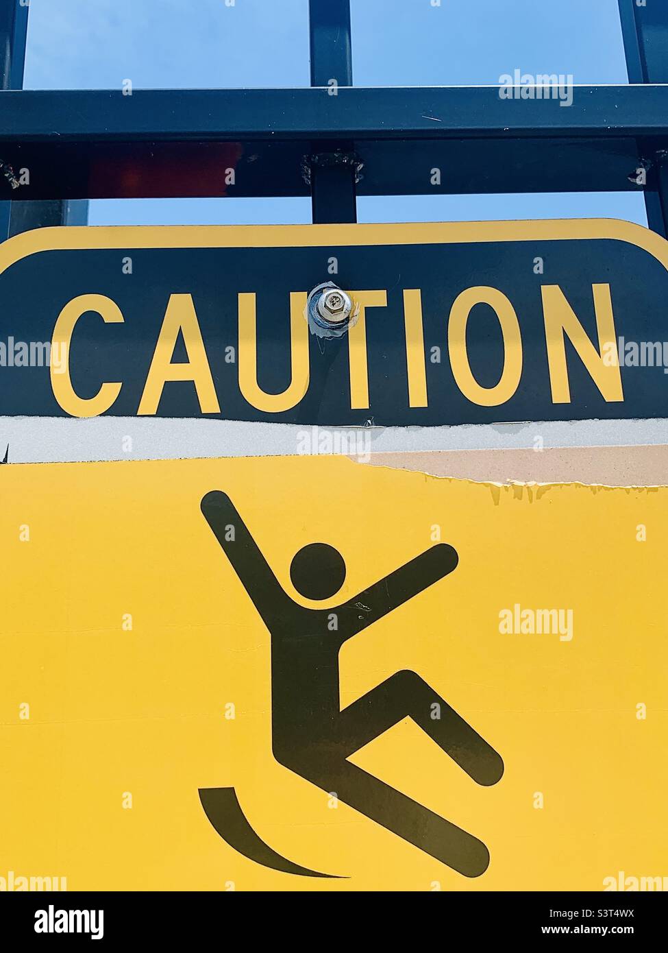 Yellow caution sign hi-res stock photography and images - Alamy