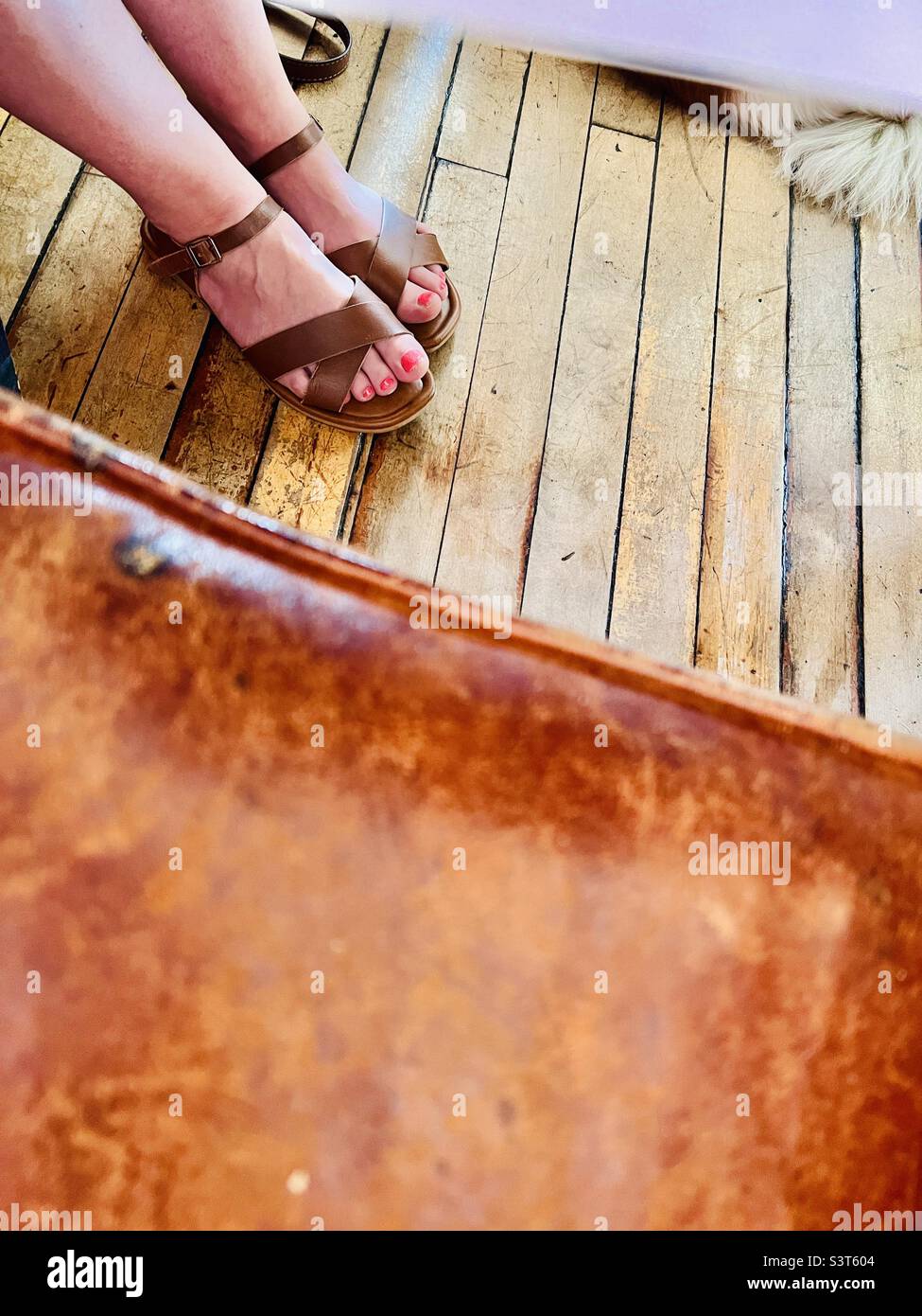 Feet under table hi-res stock photography and images - Alamy