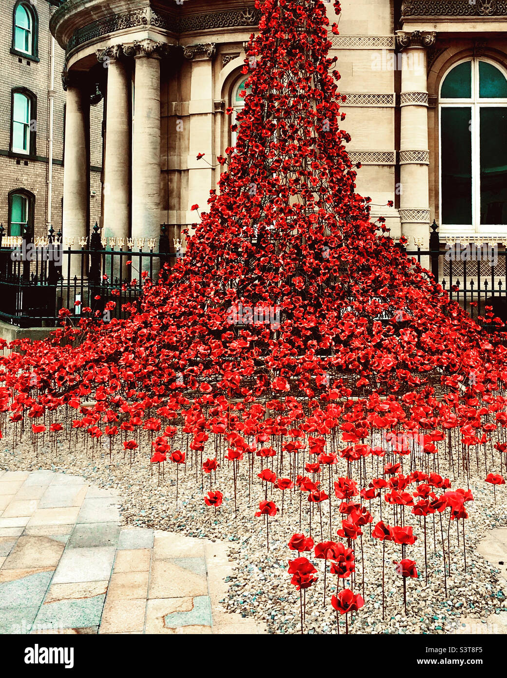 Ceramic poppy installation hi-res stock photography and images - Alamy