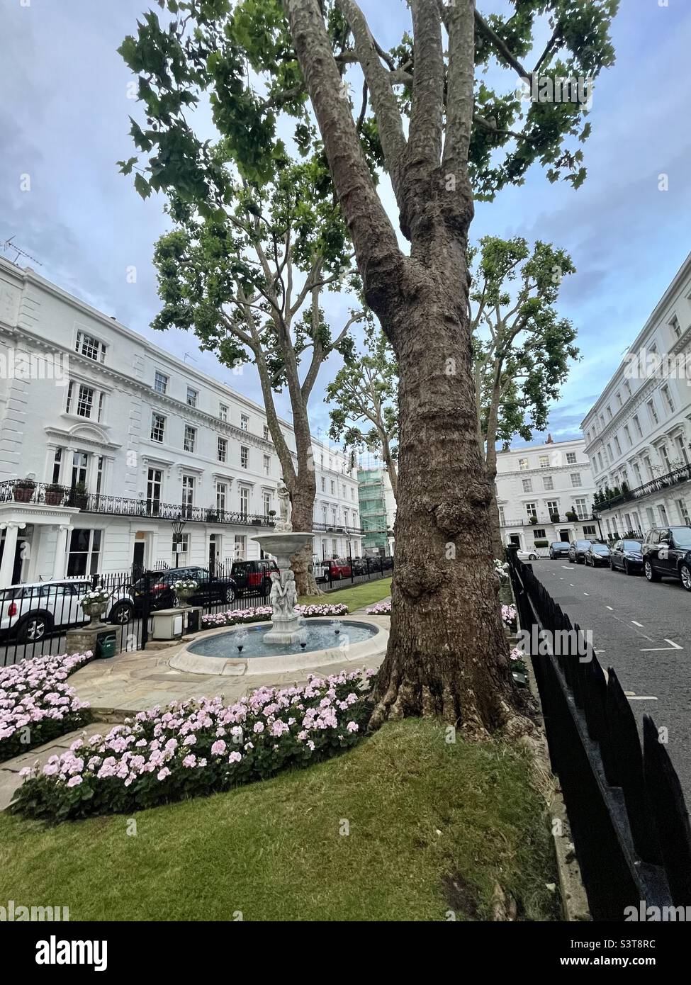Wellington Square, Chelsea consists of 35 five-storey terraced stucco ...
