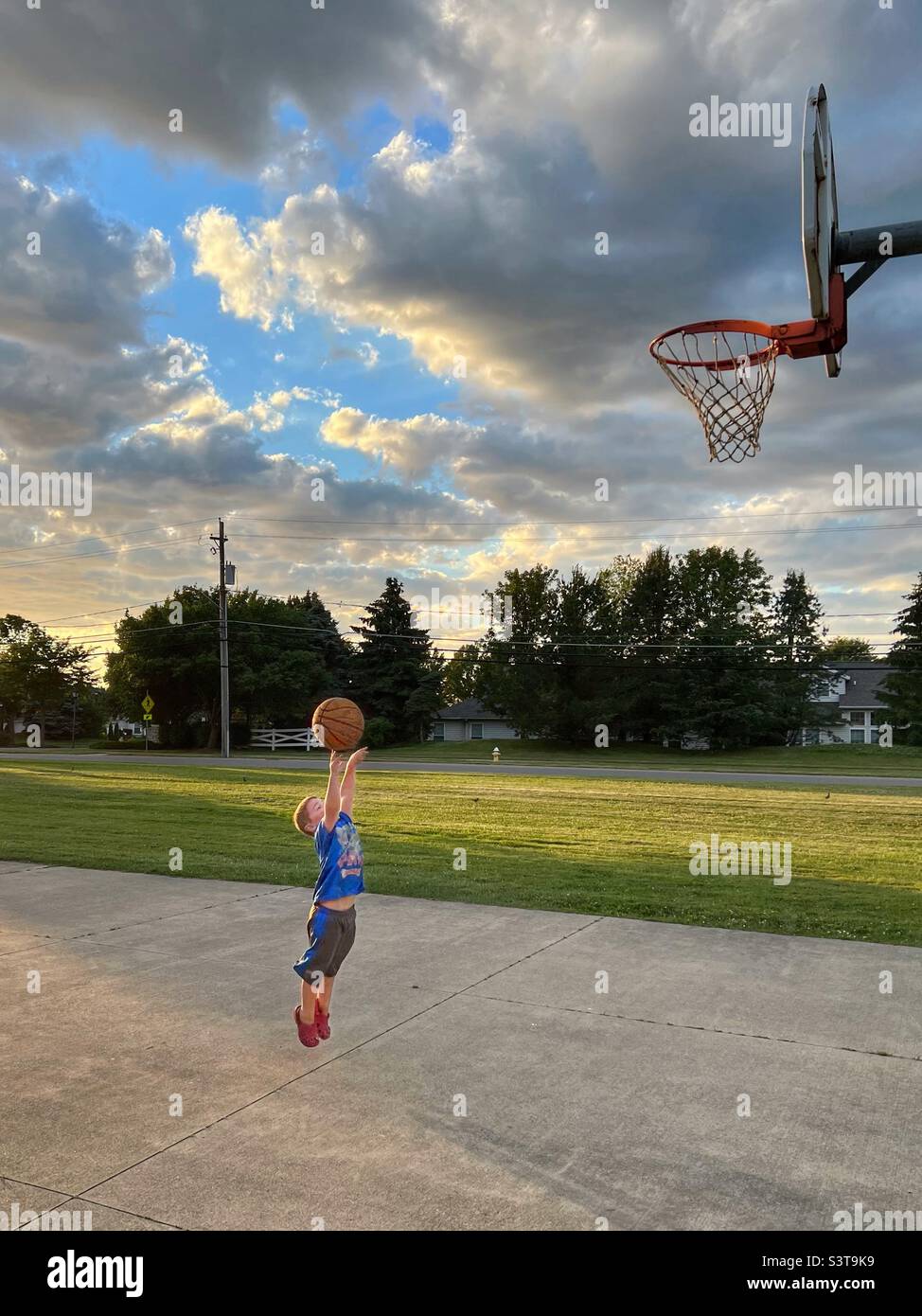 Boy shooting basketball hi-res stock photography and images - Alamy