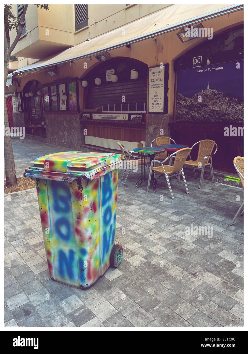 Colourful graffiti wheelie bin Stock Photo - Alamy