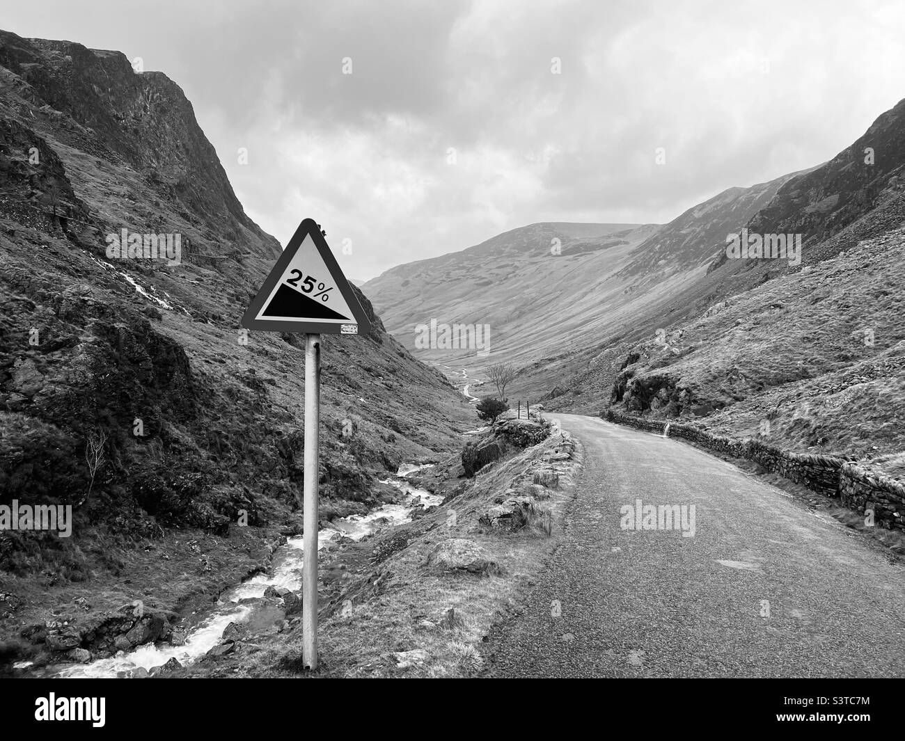 Road sign mountain hi-res stock photography and images - Alamy