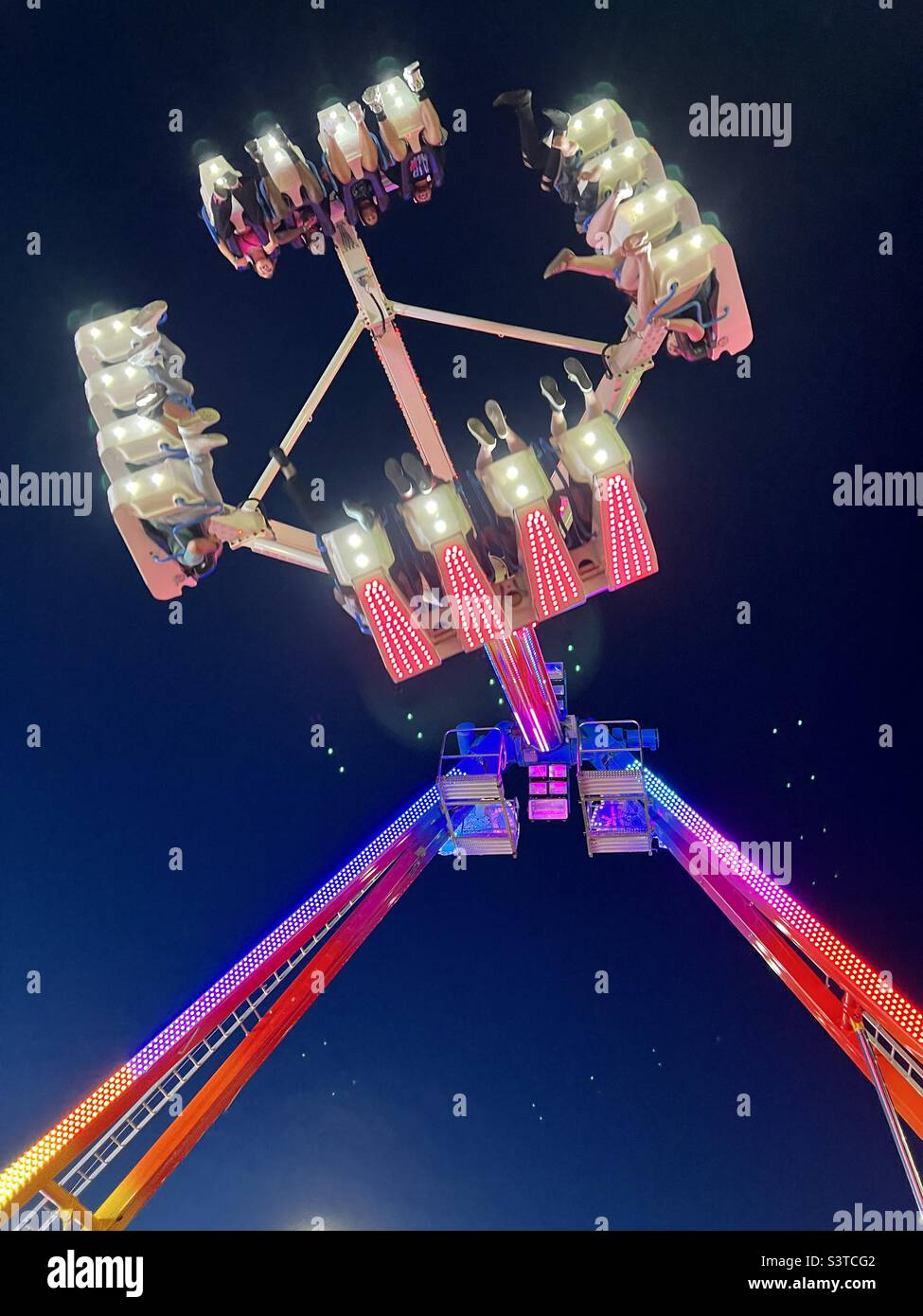 Carnival rides crowd hi-res stock photography and images - Alamy
