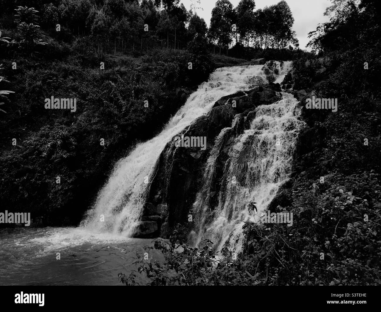 Black and white waterfall photographs hi-res stock photography and ...
