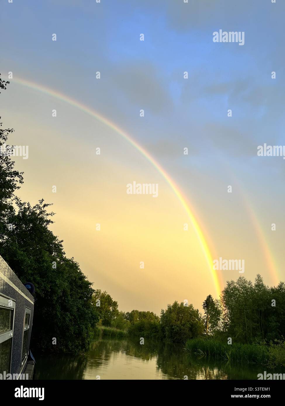 Rainbow over the thames hi-res stock photography and images - Alamy