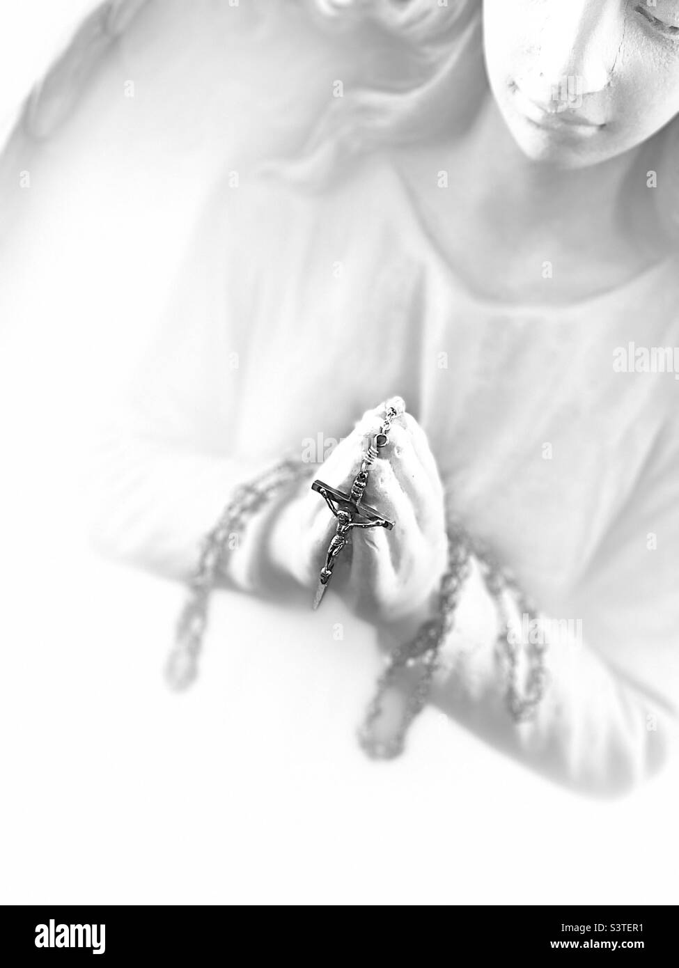 Hands praying with a rosary hi-res stock photography and images - Alamy