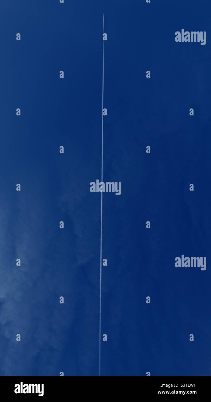 Overhead Plane Contrail Stock Photo - Alamy