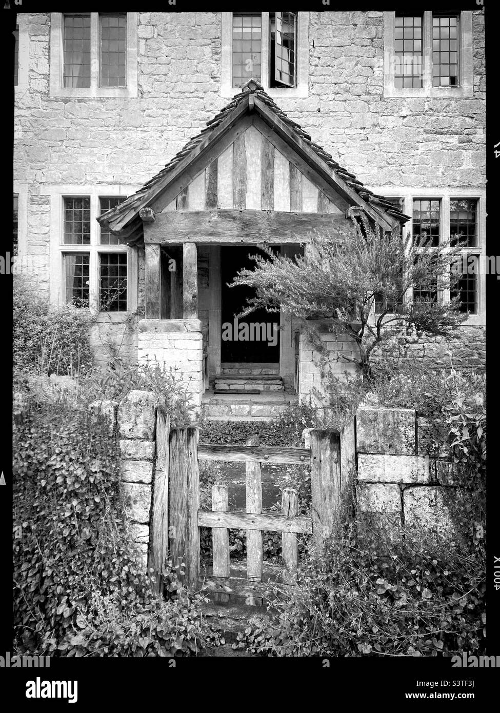 Front porch of house gate hi-res stock photography and images - Alamy