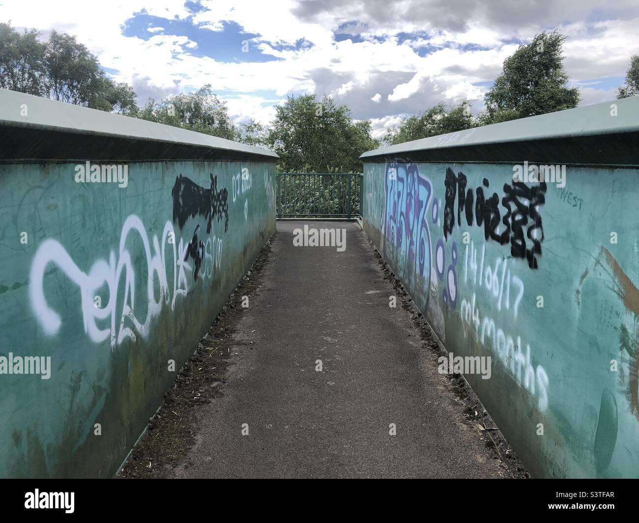 Bridge with graffiti hi-res stock photography and images - Alamy