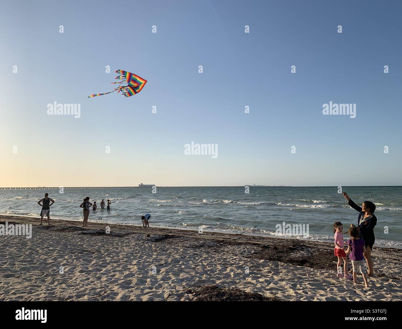 Flying kite summer family smartphone stock photos and images - Alamy