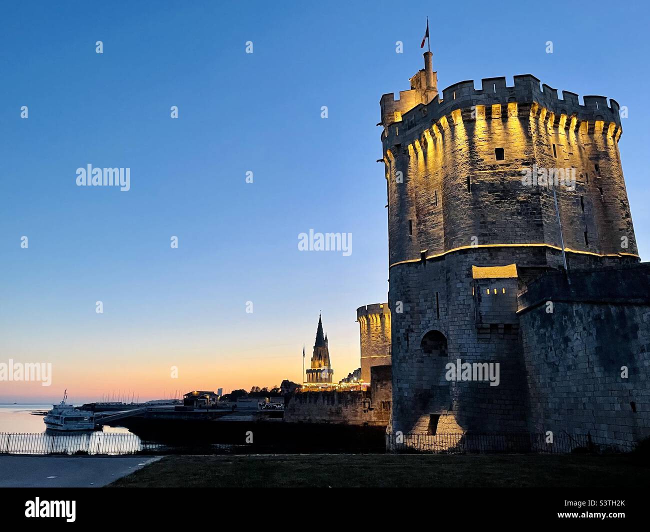 Old lighthouse la rochelle hi-res stock photography and images - Alamy